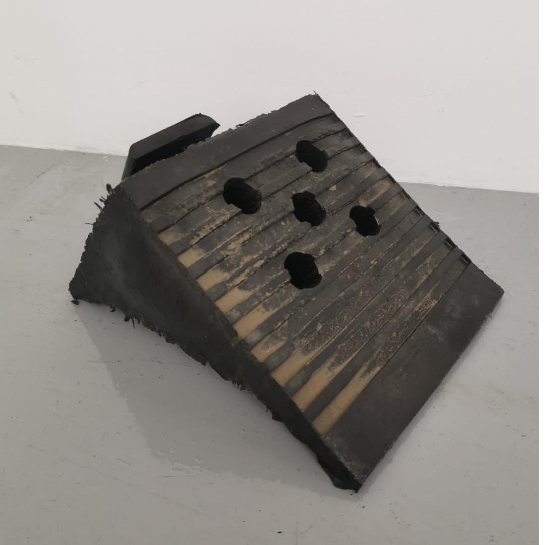 Solid rubber wheel chock