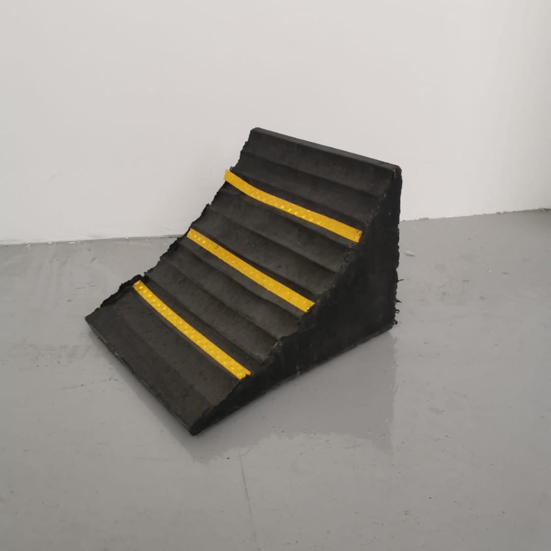 Solid rubber wheel chock